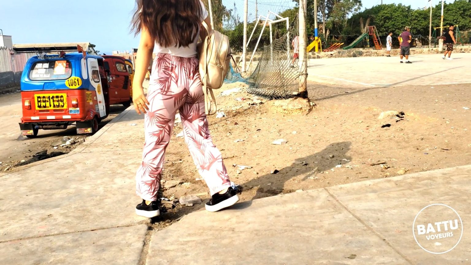 fille avec de belles joues / chica de lindos cachetes - Candid Best Premium